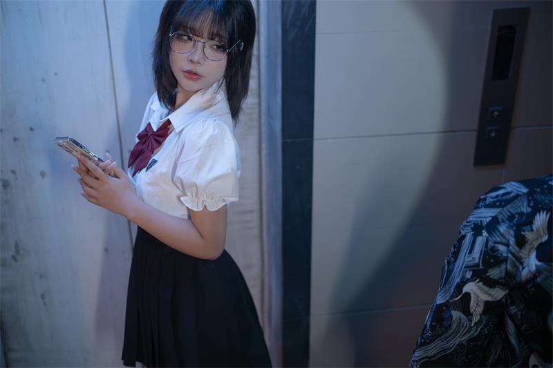 yuuhui玉汇kokuhui电梯间的尾行图片和24套免费图集鉴赏 – 图集天下