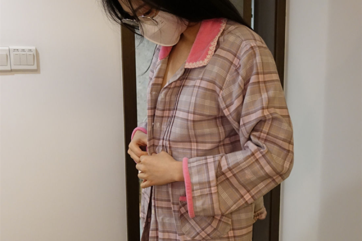 rosi套图：黑发眼镜少女的柔情一刻，让人心动不已 – 图集天下