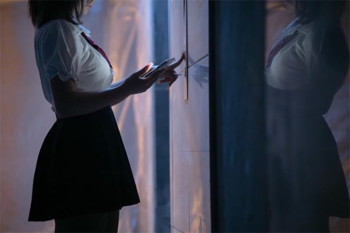 yuuhui玉汇kokuhui电梯间的尾行图片和24套免费图集鉴赏 – 图集天下